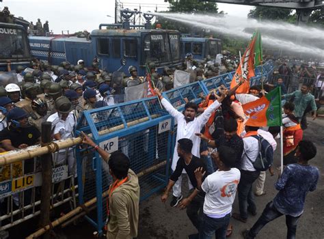 Kolkata Police Officer Chased And Assaulted By Alleged Bjp Workers As