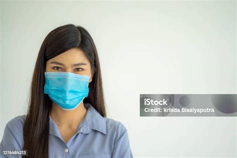 흰색 배경 복사 공간에 바이러스 전염병에서 보호 얼굴 마스크를 착용 젊은 예쁜 아시아 여성 새로운 정상적인 개념을 분리하는 사회적 25 29세에 대한 스톡 사진 및 기타