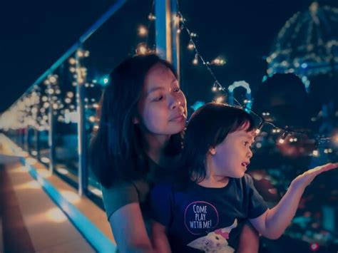 Premium Photo Smiling Mother And Daughter At Night
