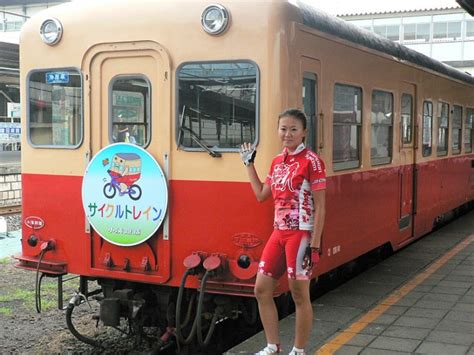 小湊鉄道サイクルトレインの開催時だけ取り付けられる特製ヘッドマークとRGJ武田和佳選手彼女はこのヘッドマークデザインも担当した