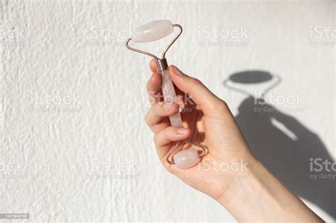 돌 옥 얼굴 롤러와 괄사 로즈 석영 마사지 얼굴 피부 관리 및 노화 방지 제품 괄사에 대한 스톡 사진 및 기타 이미지 괄사
