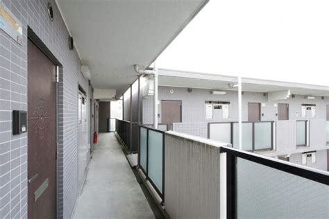 マンションの外廊下と内廊下の違いは？メリットやデメリットを徹底解説！ マンション 廊下のデザイン 廊下