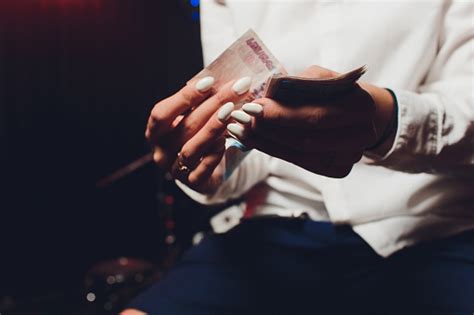 팬의 손에 러시아 루블 러시아 지폐를 많이 들고 있는 남성 손 돈의 양도 손에 있는 러시아 루블 종파의 고립 된 5 천 번째 0명에 대한 스톡 사진 및 기타 이미지 Istock