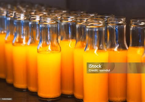 Kelompok Closeup Jus Jeruk Segar Dalam Botol Kaca Kecil Jus Jeruk Segar