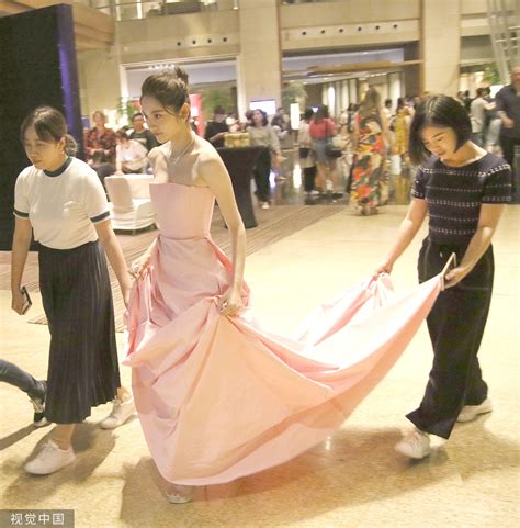 预习婚礼？唐艺昕穿长裙女神范十足获助理提裙摆 搜狐大视野 搜狐新闻