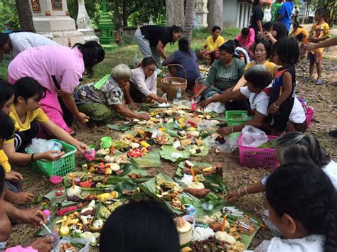 สารทไทย หรือบุญข้าวสาก ประเพณีบุญเดือนสิบ