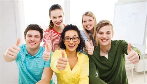Conceito De Educação E Escola Grupo De Alunos Sorridentes Na Escola