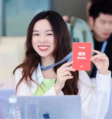 中国电竞第一股！“赌王之子”何猷君在纳斯达克敲钟