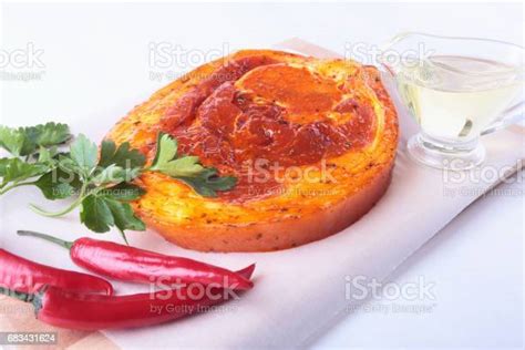 향신료와 파 슬 리와 원시 돼지고기 햄에 고립 된 흰색 배경 굽고 바베 큐 준비 단풍 0명에 대한 스톡 사진 및 기타 이미지