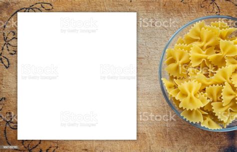 절단 나무 보드에 유리 컵 측면으로 질감된 배경 Farfalle 마 카로 니 파스타 위쪽으로 클로즈업입니다 텍스트에 대 한 여유