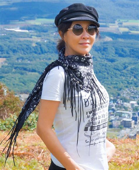 刘嘉玲约梁朝伟爬山，晒两人甜蜜合照，不小心却暴露这件事？