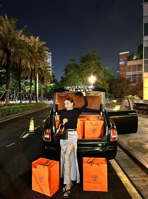 Nữ đại Gia Cần Thơ Hốt Một Lần 30 Chiếc Túi Hiệu Có 5 Siêu Xe đang