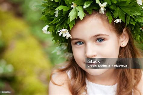 Gadis Kecil Cantik Dengan Gaun Putih Di Kayu Musim Semi Potret Gadis Kecil Cantik Dengan