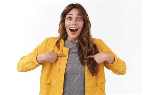 Garota Feliz Surpresa Recebe Oferta Incrível Olhar Vencedor Divertido
