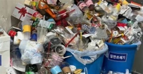 “산더미 같은 쓰레기 대학 망신”…공분 산 사범대 쓰레기통