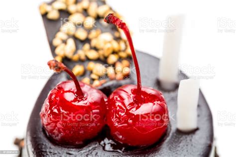 흰색 배경에 고립 체리와 초콜릿 케이크입니다 이미지 닫기 가루로 빻은에 대한 스톡 사진 및 기타 이미지 가루로 빻은 갈색 고립 색상 Istock