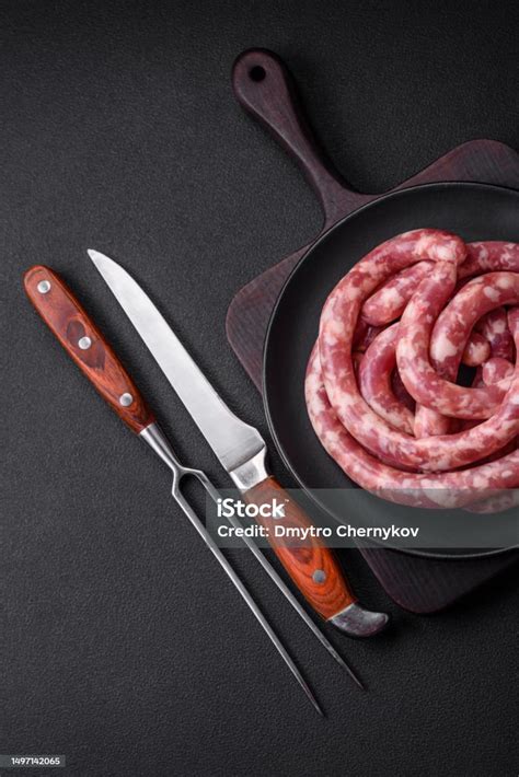 돼지고기 또는 쇠고기로 만든 생 소시지와 소금 향신료 및 허브 0명에 대한 스톡 사진 및 기타 이미지 0명 가공육 건강에 좋지 않은 음식 Istock
