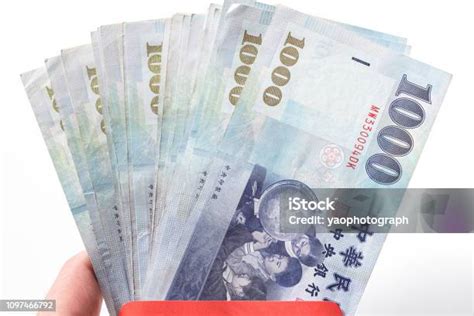 빨간 봉투 패킷 중국 새 해 해피 뉴가 어 흰색 바탕에 중국 새 해에 대 한 문자로 Hongbao 대만 통화에 대한 스톡 사진