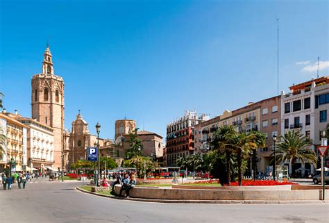 거리에서 성당 벨 타워와 발렌시아 스페인에 플라자 데 라 레이나 대학교에 대한 스톡 사진 및 기타 이미지 대학교 발렌시아 자치 정부 발렌시아 스페인 Istock
