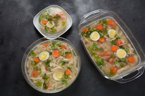 허브와 당근을 곁들인 젤리 치킨 고기로 만든 가정용 으로 만든 닭고기 0명에 대한 스톡 사진 및 기타 이미지 0명 갈랑틴