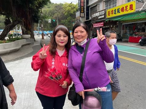 漾新聞持續33年陳玫娟攜手左營救國團送康乃馨 並關懷養護中心人力問題