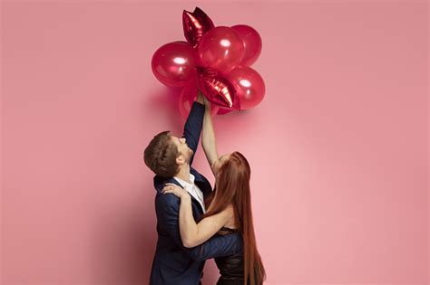 발렌타인 데이 축하 산호 배경에 고립 된 행복한 백인 부부 2명에 대한 스톡 사진 및 기타 이미지 2명 감정 검은색