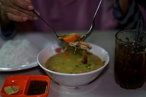 맛 있는 나 시 소 토 쌀과 아이스 티와 함께 전통적인 인도네시아 음식 0명에 대한 스톡 사진 및 기타 이미지 0명