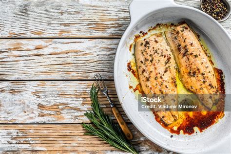 오븐 구운 연어 또는 송어 필렛 흰색 나무 배경 맨 위 보기입니다 복사 공간 건강한 식생활에 대한 스톡 사진 및 기타 이미지 건강한 식생활 구이 굽기 Istock