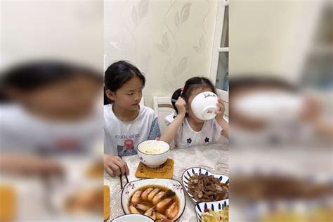 妹妹都吃饱了，也扛不住会撒娇的姐姐！也就妹妹吃饭会惯着你妹妹姐姐