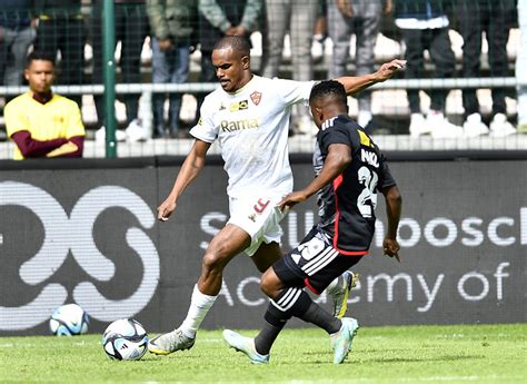 Orlando Pirates Snatch Last Gasp Win Against Tough 10 Man Stellies