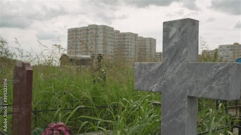 Vidéo Stock Close Up View Of Gray Marble Cross Headstone Stands In Old