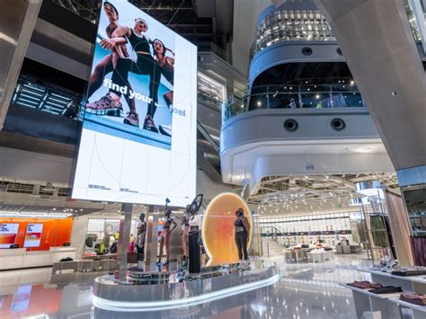 Nike Orchard Road Largest 3 Storey Nike Store In Asia With Fitness Classes Customisation Bar