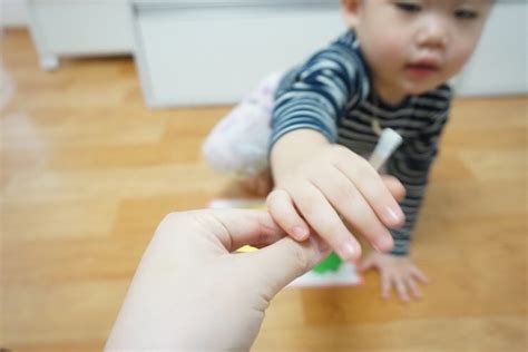 22개월아기 홈스쿨링 엄마표 미술놀이 손에 묻지않는 물감놀이 지퍼백 물감놀이 신기하다 네이버 블로그