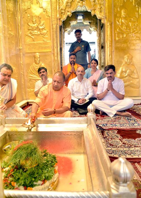 Up News मुख्यमंत्री ने वाराणसी में श्रीकाशी विश्वनाथ मंदिर में किया