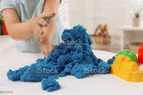 실내 테이블에서 밝은 운동 모래를 가지고 노는 어린 소년 클로즈업 개발에 대한 스톡 사진 및 기타 이미지 개발 교육