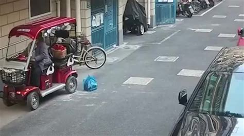 民警翻15吨垃圾帮老人找回20万元凤凰网视频凤凰网