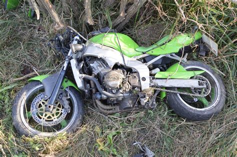 Wypadł motocyklem z drogi i wjechał w zarośla W poważnym stanie trafił do szpitala zdjęcia