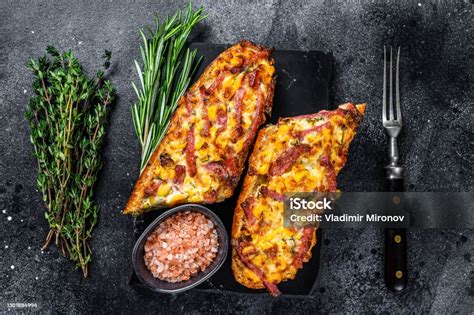 햄 베이컨 채소 치즈를 곁들인 구운 오픈 바게트 샌드위치 검은 색 배경 위쪽 보기 피자에 대한 스톡 사진 및 기타 이미지