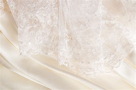 아름다운 베이지색 레이스 얇은 명주 그물 원단의 일부 또는 베이지색 새틴 배경에 신부의 웨딩 드레스의 일부 텍스트를 위한 공간입니다 디자인 레이아웃 0명에 대한 스톡 사진