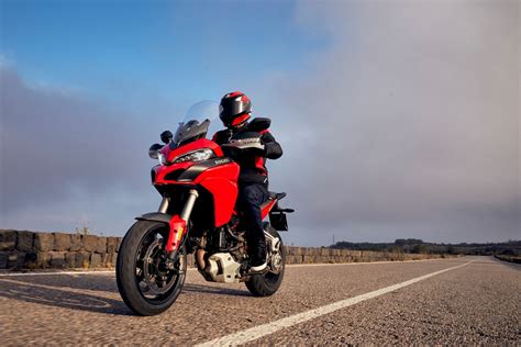 Diablo Rosso™ Iv Traseiro 18060 Zr 17 Mc 75w Tl Pirelli