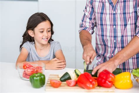 Midsection De Las Verduras Del Corte Del Padre Con La Hija Imagen De Archivo Imagen De Alegre