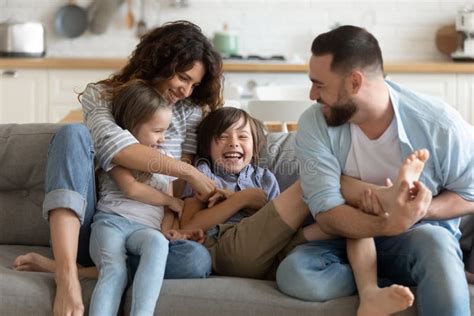 Glad Ung Kvinna Som Pratar Med Liten Son Till Barn Fotografering För