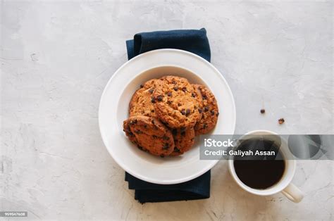 흰 돌 배경에 커피의 흰색 접시 컵에서 미국 초콜릿 칩 쿠키 최고의 볼 수 있습니다 0명에 대한 스톡 사진 및 기타 이미지
