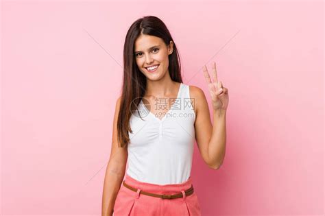 年轻可爱的女子展示胜利的标志高清图片下载 正版图片504139375 摄图网