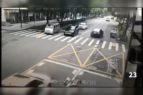 路口要减速观察，外卖小哥直接被撞飞！减速路口
