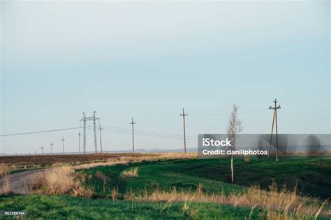 도 푸른 하늘 아래 나무 녹색 필드에서 전원 라인 대기 풍경입니다 복사 공간 전기 기둥의 배경 이미지입니다 지 상의 위 높은 전압의 철사입니다 전기 산업입니다 0명에 대한