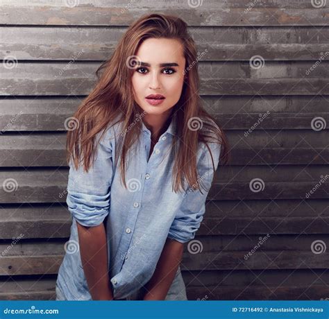 Mooie Vrouw Met Het Rode Lange Haarstijl Stellen In Blauw Overhemd