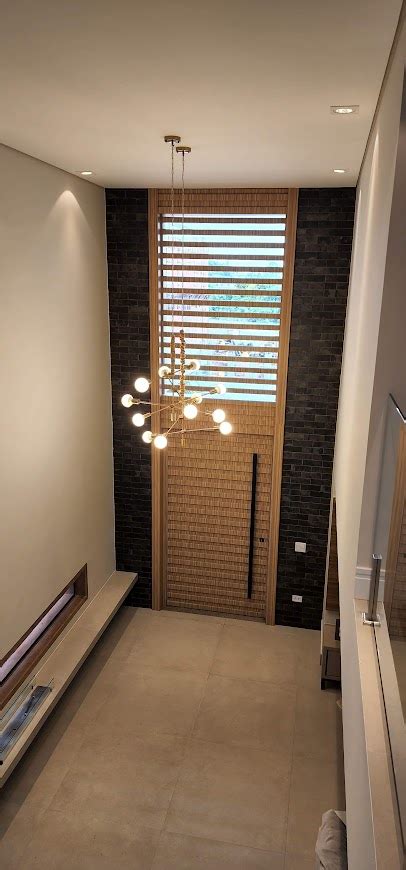 Porta Pivotante Em Acm Modelo Ripado Na Horizontal Vidro Superior Fixo