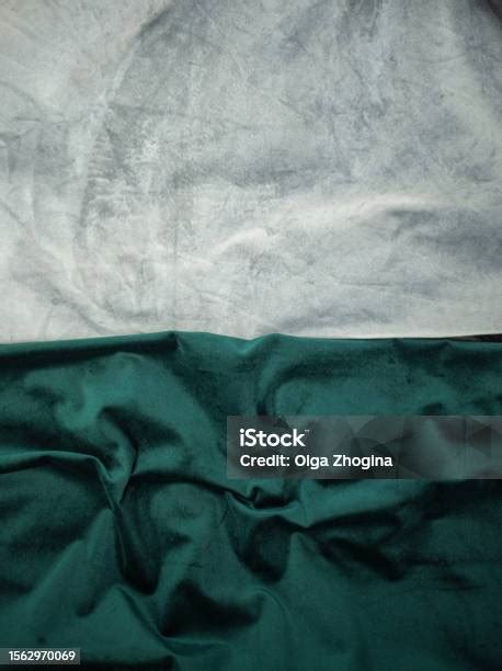 녹색과 회색 벨벳 구겨진 배경 이미지 웹 디자인을 위한 배경 벽지를 위한 녹색 실크 패브릭 에메랄드와 회색 섬유 배경의 멋진 조합 0명에 대한 스톡 사진 및 기타 이미지