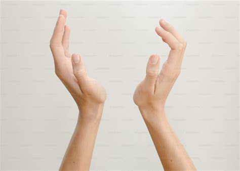 공중에서 손을 들고 있는 사람 사진 Unsplash의 손 제스처 이미지